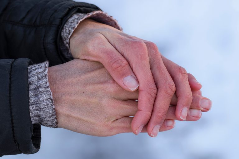 Why Your Hands and Feet Freeze Up – Health Insight