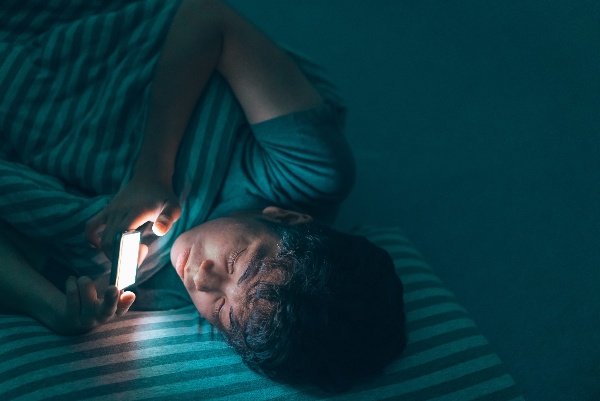 Shocking Sleep Crisis: Are Screens to Blame? – Health Insight